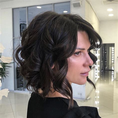 Модные стрижки на волнистые волосы и вьющиеся волосы 2021