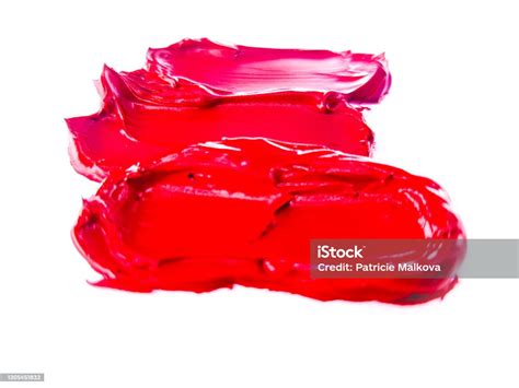 흰색 여성의 입술 사랑 배경 화장품 구성 메이크업 구성 립스틱 브러시 스트로크에 빨간 립스틱 얼룩 얼룩 0명에 대한 스톡 사진 및 기타 이미지 Istock