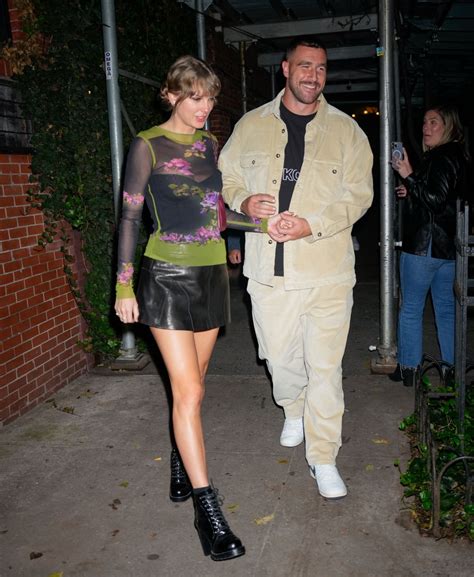 Taylor Swift Travis Kelce Sit On Same Side Of Booth During La Dinner