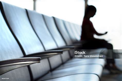 지연 및 취소 비행 개념입니다 실루엣 여자 공항 터미널에서 그녀의 시계를 찾고 공항 대 합 실 및 출발 라운지에서 시간을 보고