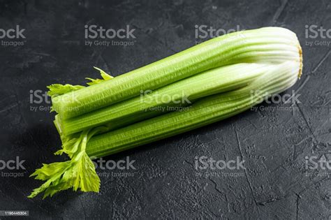 나무 트레이에 셀러리 야채 검은 색 배경입니다 맨 위 보기 가지 식물 부위에 대한 스톡 사진 및 기타 이미지 가지 식물 부위 건강한 생활방식 건강한 식생활 Istock