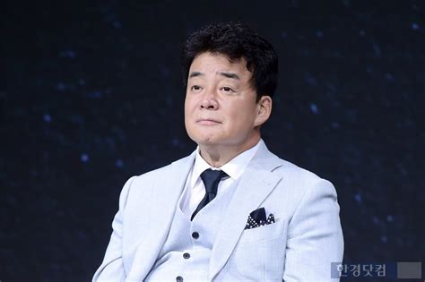 논란의 백종원 프랑스서 포착…이미지 회복 가능할까 한국경제