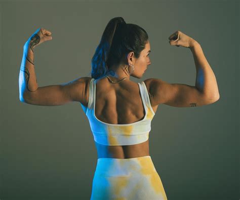 Foto De Espalda Definida Poses Sports Bra Feminine Inspo Fitness