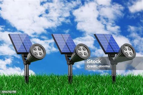 야외 정원 잔디에 태양 전지 패널 스포트라이트를 지도 했다 3 차원 렌더링 Led 조명에 대한 스톡 사진 및 기타 이미지