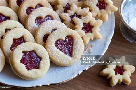 전통적인 Linzer 크리스마스 쿠키 딸기 잼으로 가득와 설탕 강림절에 대한 스톡 사진 및 기타 이미지 강림절 겨울 달콤한 음식 Istock