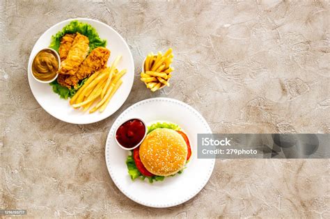 패스트 푸드의 오버 헤드 뷰 햄버거와 감자 튀김 플랫 레이 0명에 대한 스톡 사진 및 기타 이미지 0명 감자 요리 건강에 좋지 않은 음식 Istock