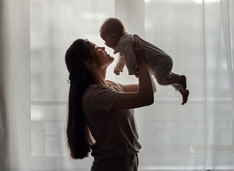 Mamá Con Bebé En Brazos Foto Premium