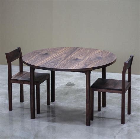 수없이 쏟아지는 원목 가구들 부분원목만 쓰인 원목가구들과 낮은 안전기준으로 만들어진 가구들을 보면서 가구 제대로 만들어보고 싶다는 생각들이 모여 저희 공방이 시작