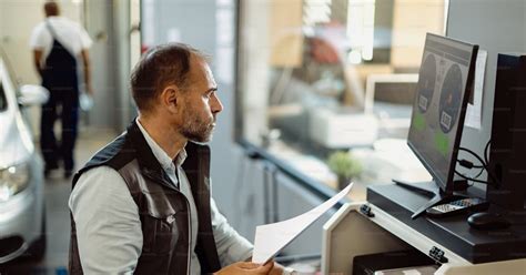 작업장에서 진단 목록을 분석하는 동안 컴퓨터에서 작업하는 자동차 수리공 사진 Unsplash의 세르비아 이미지