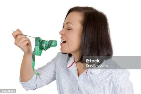 체중 감량과 건강 한 라이프 스타일 개념 휘트니스 여자 측정 테이프를 먹을 려 고 가냘픈에 대한 스톡 사진 및 기타 이미지