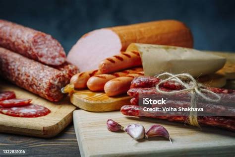 나무 테이블에 고기와 소시지의 다양한 종류 보드에 제공 클로즈업 위쪽 보기 소시지에 대한 스톡 사진 및 기타 이미지 소시지 타자 치기 개체 그룹 Istock