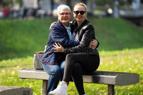 Madre Mayor E Hija Disfrutando Al Aire Libre Imagen De Archivo Imagen