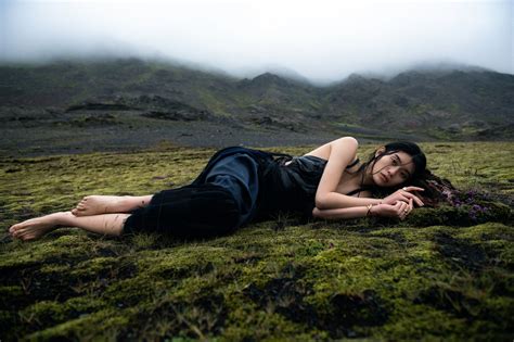 배경 화면 햇빛 숲 야외 여성 여자들 모델 자연 잔디 사진술 감정 밍 사이 로맨스 소녀 아름다움