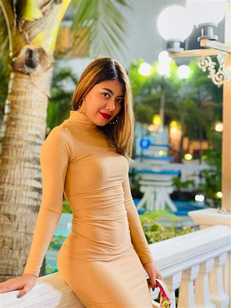 အသားကပ်ဂါ၀န်‌လေးကသေးသွယ်တဲ့ခါးလေးအပြင် လုံးကျစ်တဲ့ကိုယ်လုံးသေးသေးရဲ့အလှကိုထင်ဟပ်နေပြီး အလန်းစားဖ