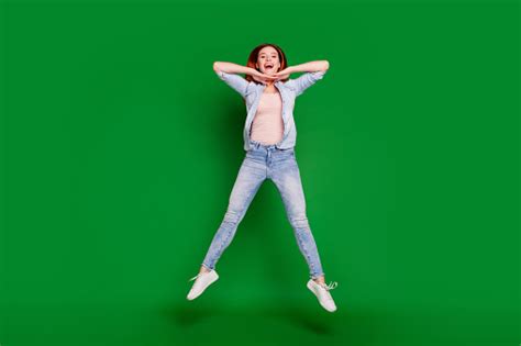 전체 길이 몸 크기 보기 그녀의 그녀의 좋은 매력적인 사랑 스러운 슬림 맞는 쾌활 한 명랑 하 고 낙관적 여자 재미 있는 시간에 고립 된 밝은 생생한 빛나는 녹색 배경