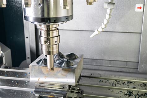 Cnc 밀링 머신은 인덱싱 가능한 엔드밀 공구로 사출 금형 부품을 거칠게 절단합니다 0명에 대한 스톡 사진 및 기타 이미지 0명 Cnc 장치 강철 Istock