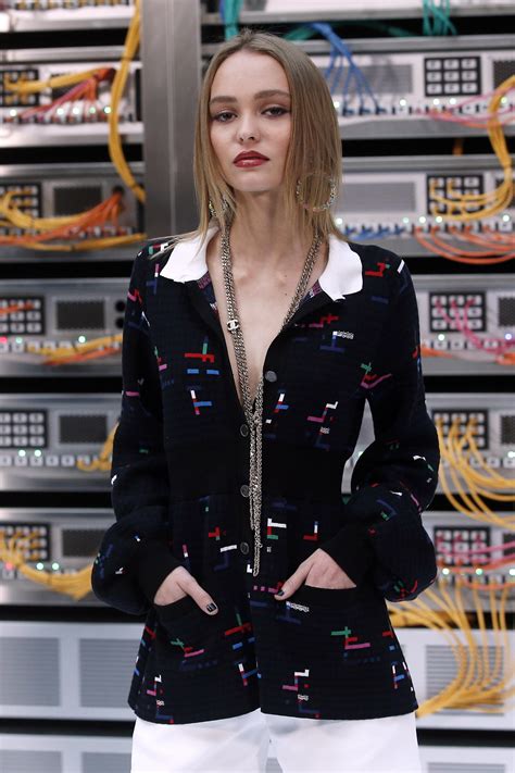 In Topless Su Vogue Web In Rivolta Contro Lily Rose Depp Ha Solo 17