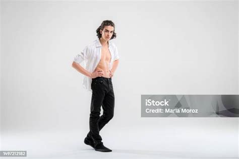 흰색 바탕에 흰 셔츠와 청바지를 입은 잘 생긴 청년 모델의 전신 초상화 가득 찬에 대한 스톡 사진 및 기타 이미지 가득 찬 긍정적인 감정 표현 길이 Istock
