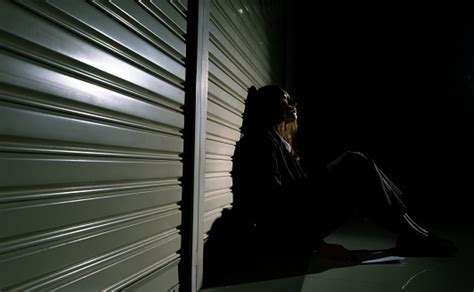 슬픈 스트레스 고통 절망 문제에서 우울한 여자 사람은 외로운 절망적 인 화가 머리를 숙이고 감정으로 혼자 미지급 청구서 빚을