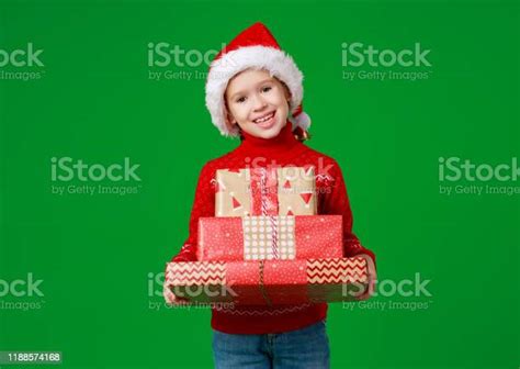녹색 배경에 선물과 빨간 크리스마스 모자에 행복 재미있는 아이 소녀 감정에 대한 스톡 사진 및 기타 이미지 감정 개념 개념과 주제 Istock