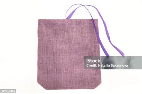 보라색 린넨 파우치 작은 품목을위한 저장 파우치 말린 허브 향기로운 파우치 인테리어 세부 사항 흰색 배경에 고립되어 있습니다 가방에 대한 스톡 사진 및 기타 이미지 Istock