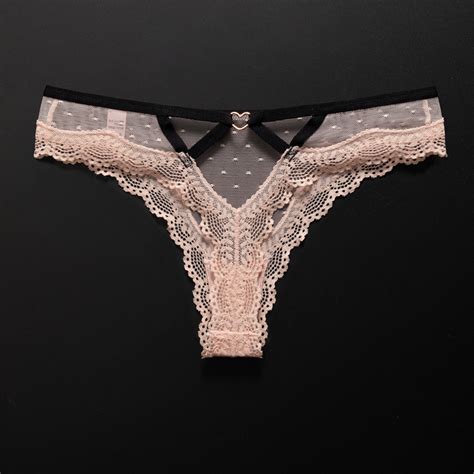 Женские трусики на кровати 90 фото