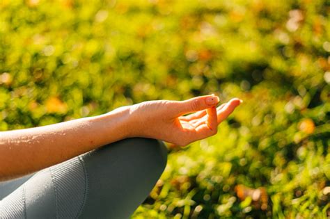 요가 머드라 위치에 무릎에 손가락을 들고 젊은 여자의 손의 클로즈업 보기 건강한 생활방식에 대한 스톡 사진 및 기타 이미지 건강한 생활방식 공원 균형 Istock