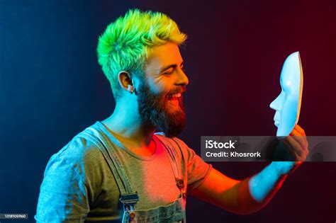 행복한 수염을 기운 힙스터 남자는 기쁨과 행복을 표현 그의 숨겨진 성격에 만족 이빨 미소와 흰색 마스크를보고 마스크에 대한 스톡 사진 및 기타 이미지 Istock