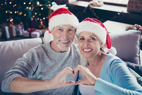 얼굴 느낌입니다 낭만적인 마음을 보여주는 두 좋은 쾌활 한 달콤한 부드러운 사랑 스러운 아름 다운 사람에 게 기쁜 회색 머리 결혼된 배우자 남편 아내의 노래 기호 즐기는