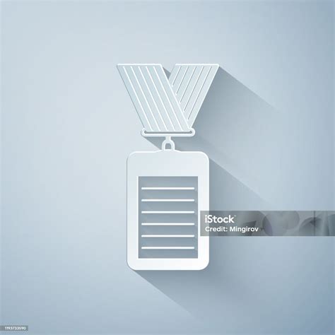 회색 배경에 격리 된 끈 아이콘이있는 종이 절단 식별 배지 신분증 그것은 회사의 프리젠 테이션 정체성에 사용할 수 있습니다 종이 아트 스타일입니다 벡터 일러스트레이션 0명에