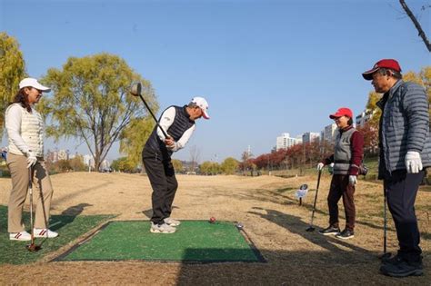 어르신들도 마음껏 즐기는 운동 파크골프 중앙일보