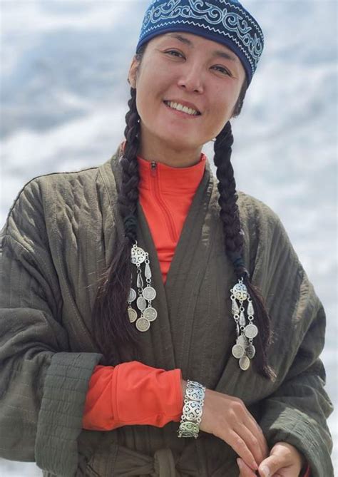 Первая девушка казашка покорила Эверест