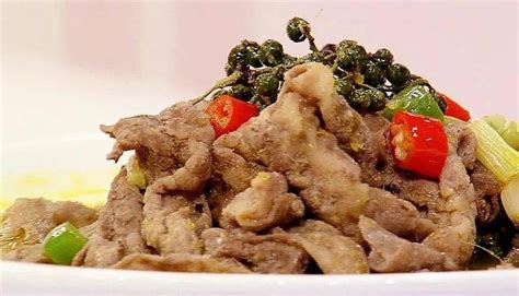 酸汤肥牛热气蒸腾驱散寒冷 金针菇 青笋 教育