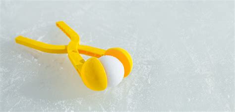 눈덩이를 모델링하기 위한 어린이용 노란색 장난감 도구가 얼음 위에 놓여 있습니다 눈뭉치에 대한 스톡 사진 및 기타 이미지 눈뭉치 만들기 0명 Istock