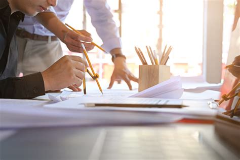 파트너와 함께 작업 하 고 엔지니어링 툴 근접 촬영과 직장에 회의 건축 엔지니어 총 청사진에 대한 스톡 사진 및 기타 이미지