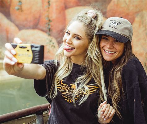 6 Concrete Signs Youre Emotionally In Sync With Your Partner Collective World