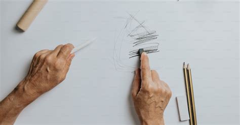 Una Persona Che Disegna Su Un Pezzo Di Carta Foto Caricatura Immagine Su Unsplash