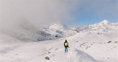 스위스의 마테호른 산봉우리 꼭대기에 서 있는 젊은 여성들의 공중 드론 보기 마테호른에 대한 스톡 사진 및 기타 이미지 마테호른 겨울 공중 뷰 Istock