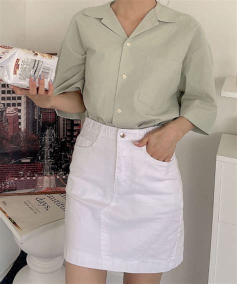 리리앤코 톡톡한 소재로 고급스러운 무드의 셔츠로 롤업해서 착용하기 좋으며 깔끔한 디자인의 셔츠로