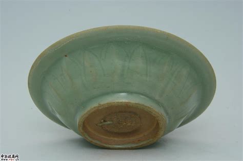 元龙泉窑青釉贴双鱼纹莲瓣折沿洗 藏家展厅 收藏资讯 艺术家 书画家 书画名人 书法家 中华收藏网