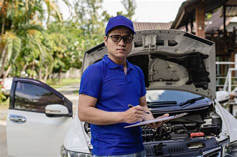 도로 옆에서 깨진 차를 확인하고 고치는 남자 고속도로에서 깨진 자동차에 대한 문제 길가 보조 개념 자동차의 후드 아래를보고있는 남자 Car Show에 대한 스톡 사진 및