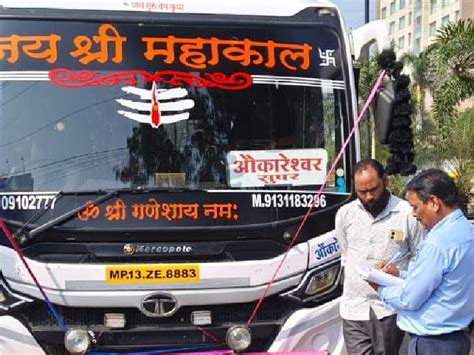 Spitting On The Road Proved Costly For The Bus Driver इंदौर में बस