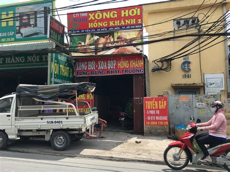 Bắt quả tang cô gái đang kích dục cho khách khi tiến hành kiểm tra tiệm massage vùng ven Sài Gòn