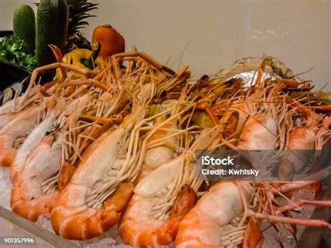 삶은 거 대 한 말레이시아 새우 의 초대형 크기 라고도 해산물 레스토랑에서 거 대 한 강 참새우 또는 거 대 한 민물 새우 뷔페 갈고리 발톱에 대한 스톡 사진 및 기타