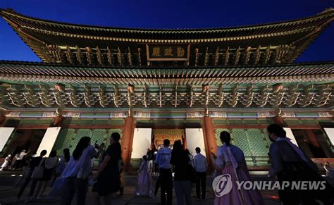 가을밤 환히 밝히는 경복궁의 아름다움…내달 1일부터 야간관람 나무뉴스