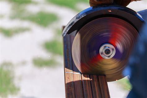 직업 작업 직업 금속 가공 장비 전기 도구는 앵글 그라인더 고용 및 노동디스크로 금속을 절단하는 직장에서 남자의 손에 건설 산업에 대한 스톡 사진 및 기타 이미지 Istock