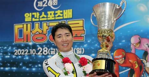 포토 일간스포츠배 대상경륜 우승컵은 임채빈의 품에