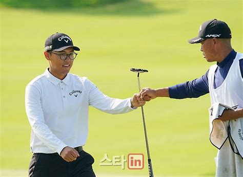 포토 하이파이브하는 이경섭