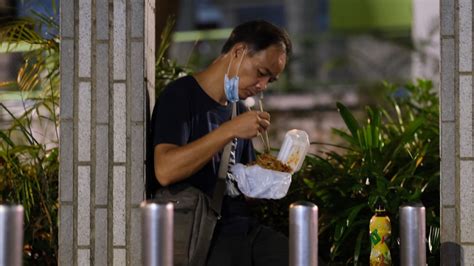 新冠肺炎｜食肆禁堂食 市民外卖公园开餐 ：肚饿啫 食到踢晒脚