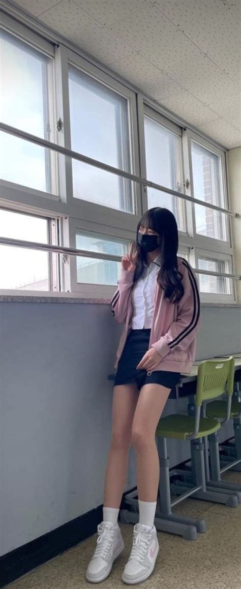 학교에 있는 현성 이님의 핀 여자 교복 교복 패션 몸매좋은 여자